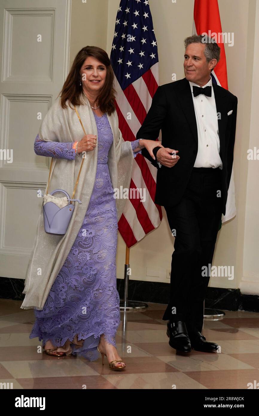 Nat Simons and Laura Baxter-Simons arrive for the State Dinner with ...