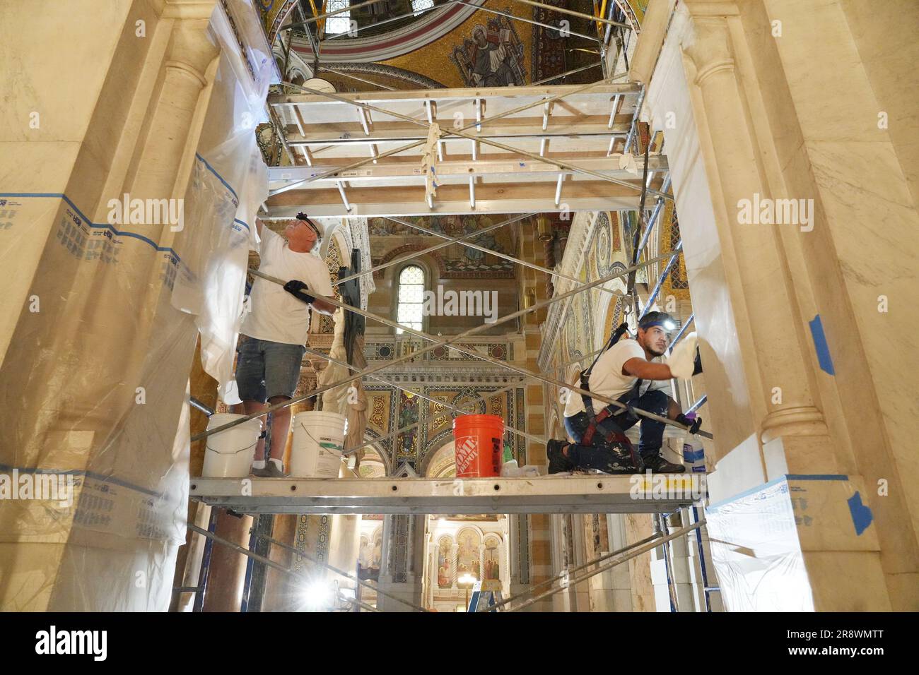 St. Louis, United States. 22nd June, 2023. Workers with John Tiedemann ...