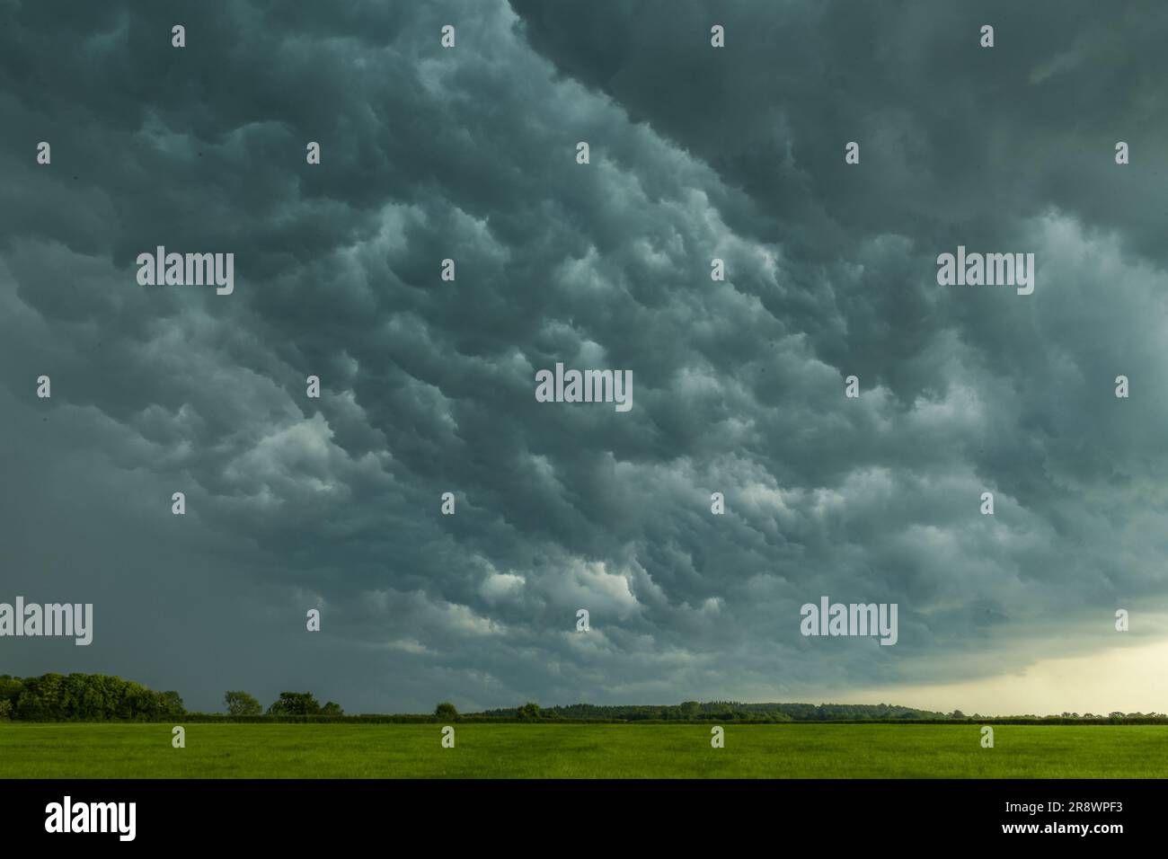 Stormy weather dark cloud hi-res stock photography and images - Alamy