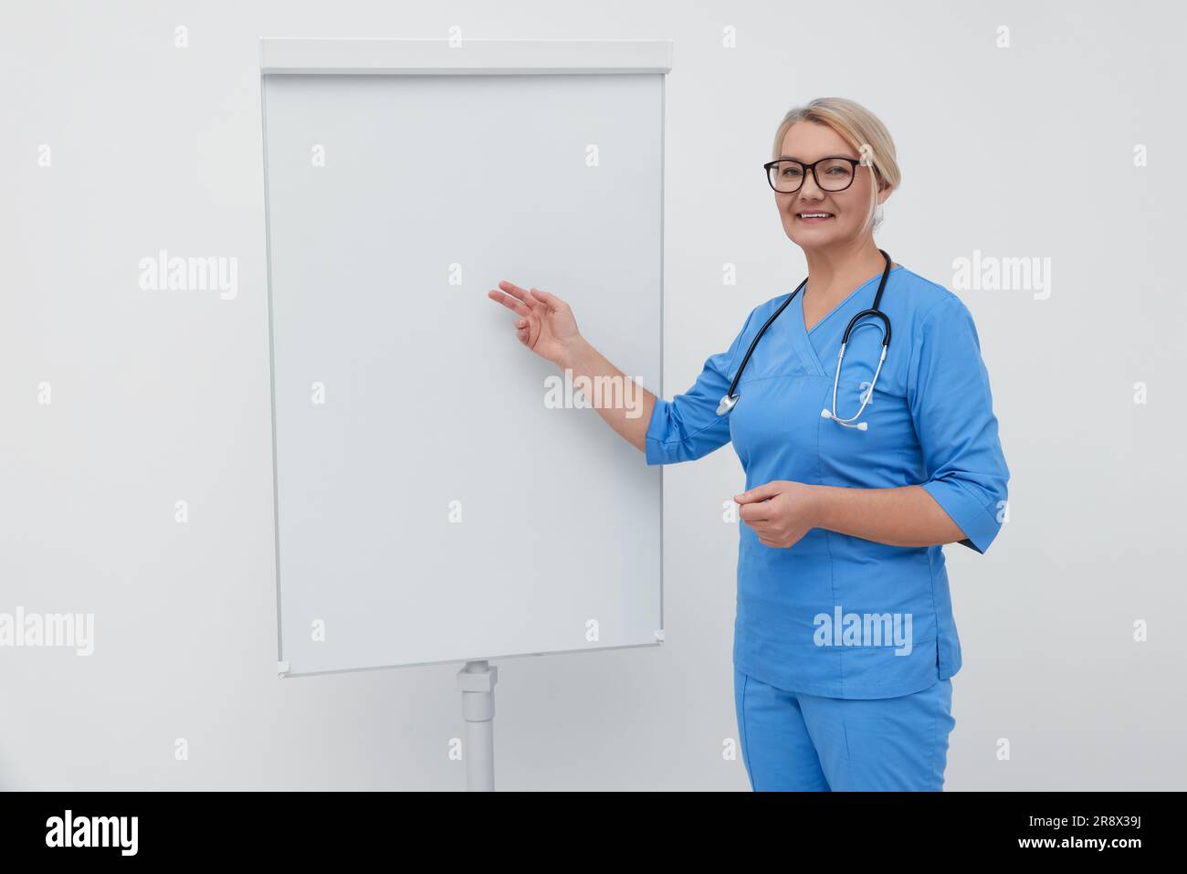 Doctor explaining something hi-res stock photography and images - Alamy