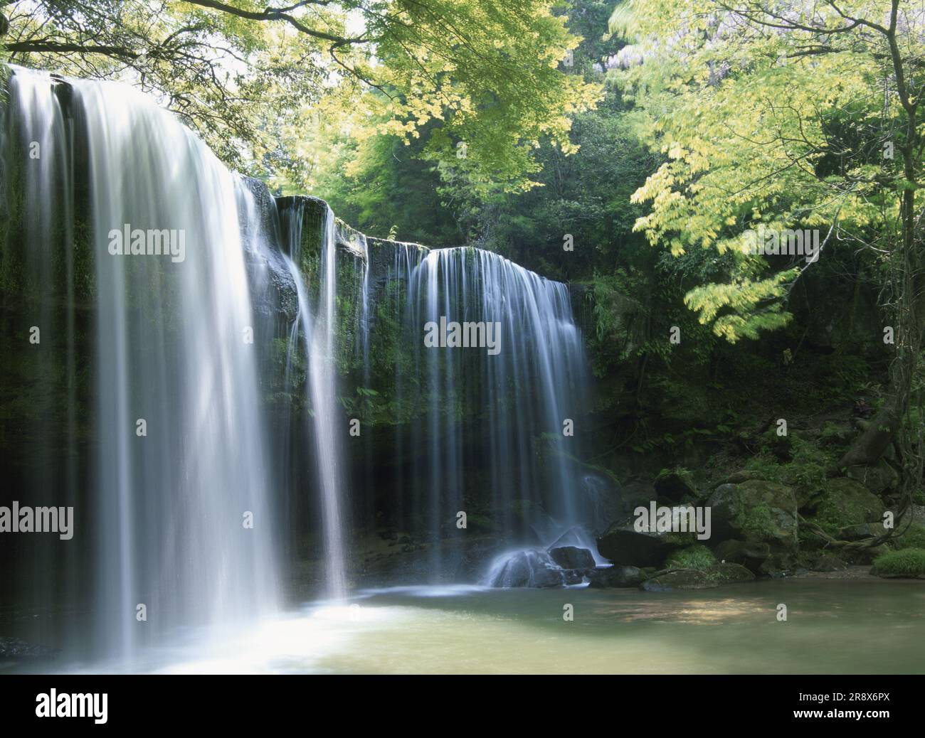Nabegataki waterfall waterfall oguni kumamoto hi-res stock photography ...