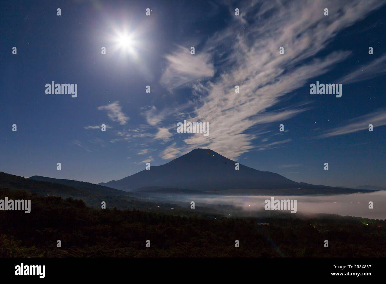 Full moon and mount fuji hi-res stock photography and images - Alamy