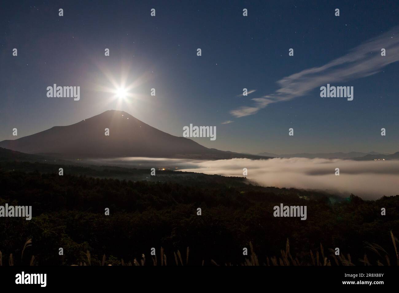 Full moon and mount fuji hi-res stock photography and images - Alamy