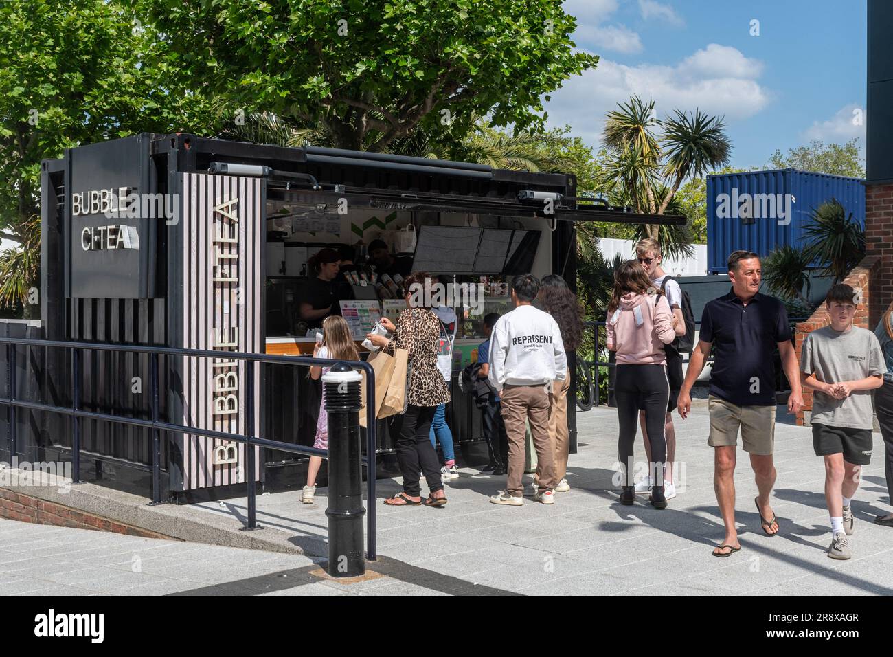 A Bubble tea (Bubble Ci-Tea) kiosk with people queueing up, Portsmouth ...