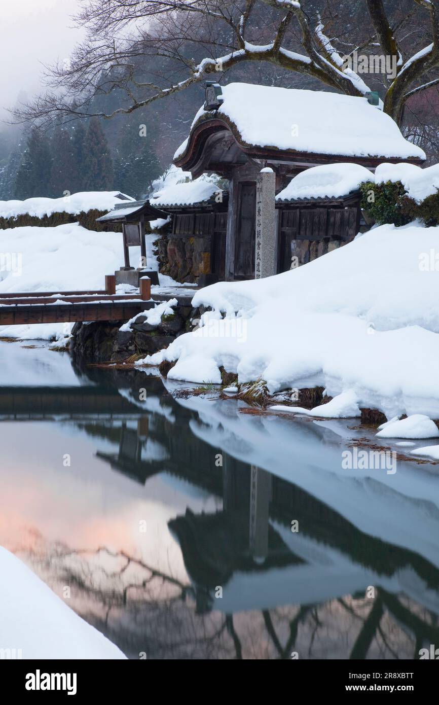 Snowy ruins of the Asakura clan in Ichijodani and Karamon Gate Stock ...