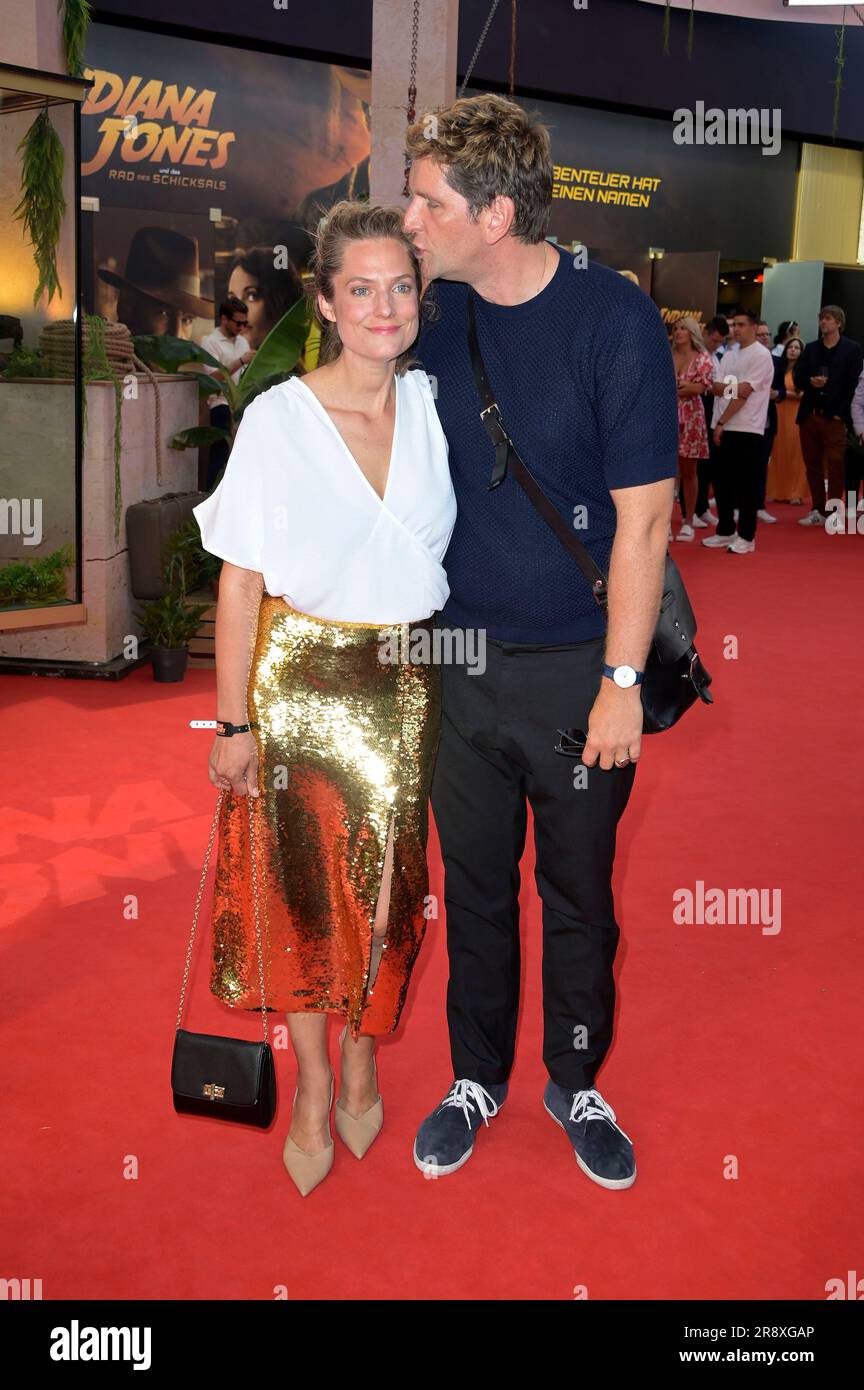 Marie Burchard und Sebastian Schwarz bei der Premiere des Kinofilms ...