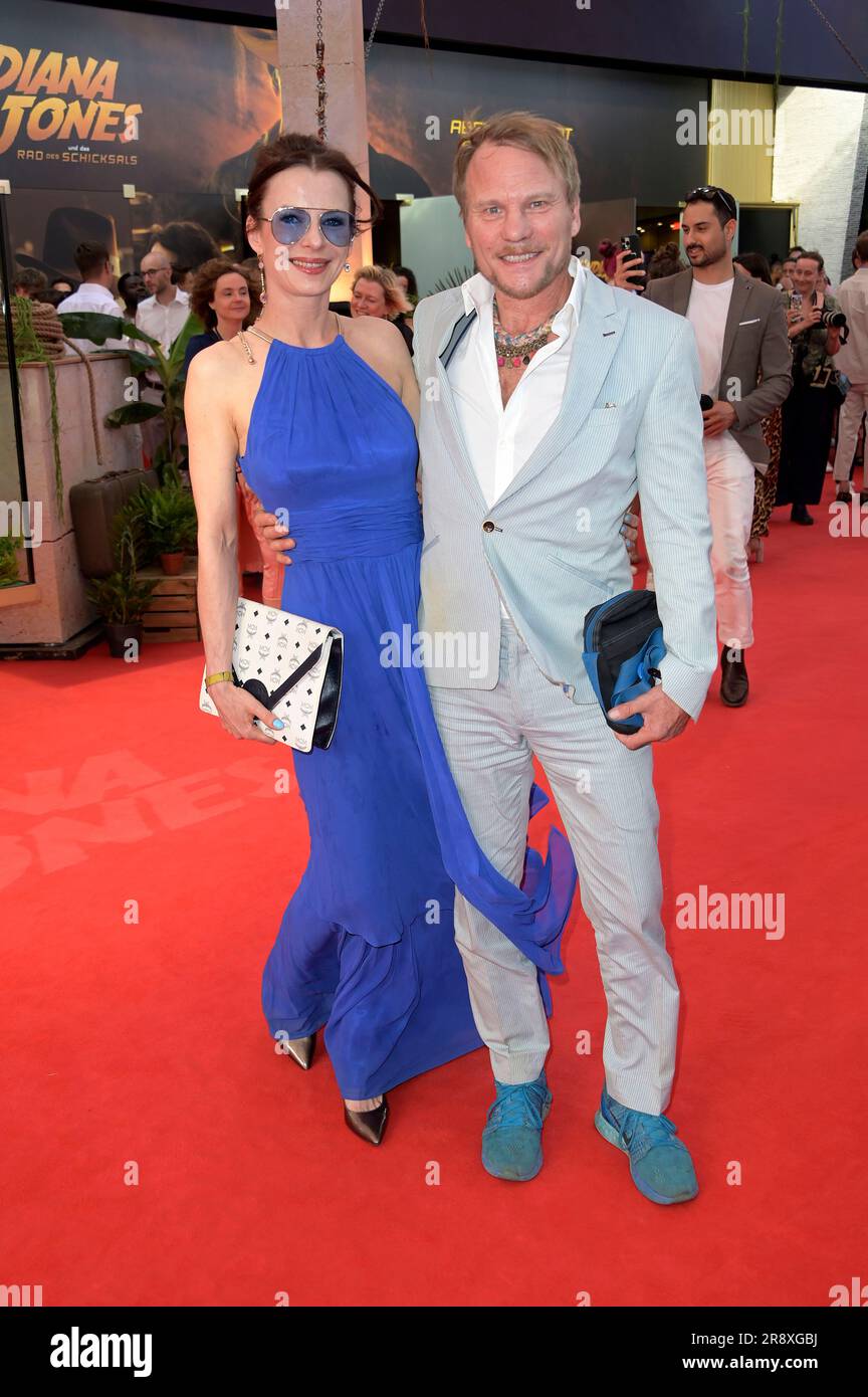 Oli Bigalke und Begleitung bei der Premiere des Kinofilms 'Indiana ...