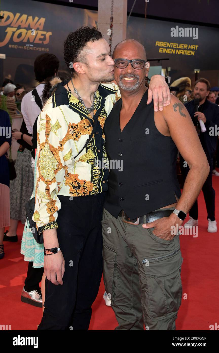 Pierre Sanoussi-Bliss und Begleitung Roni bei der Premiere des ...