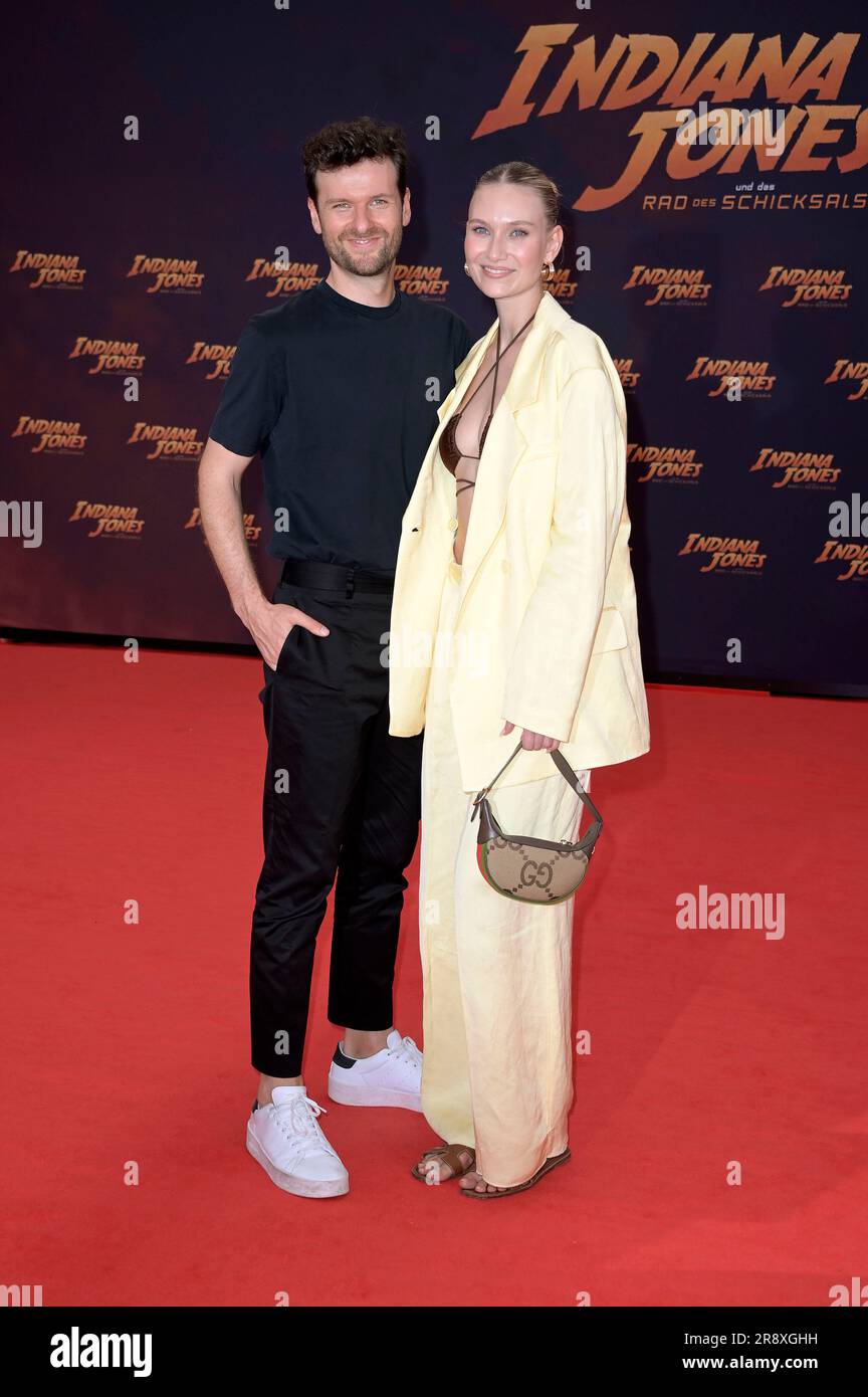 Daniel Grunenberg und Carolin Niemczyk von Glasperlenspiel bei der Premiere des Kinofilms ...