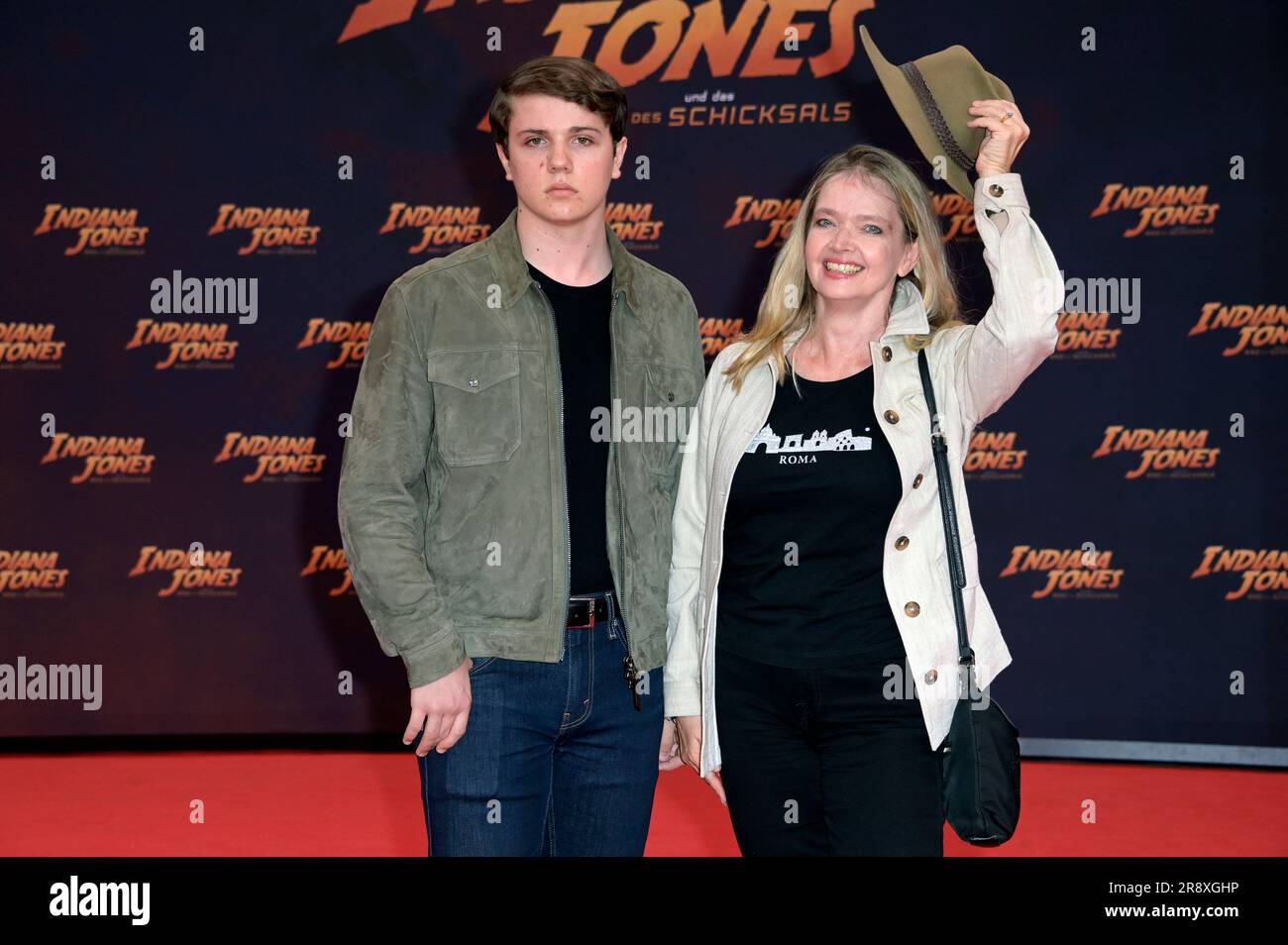 Julia Biedermann mit Sohn Julius Steffens bei der Premiere des ...