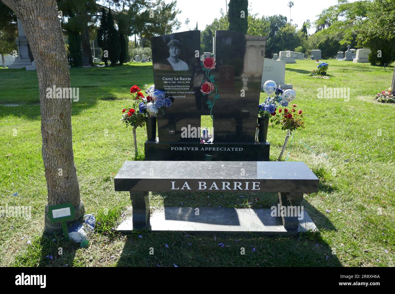 Las Tumbas De Corey Se Quedan Abajo