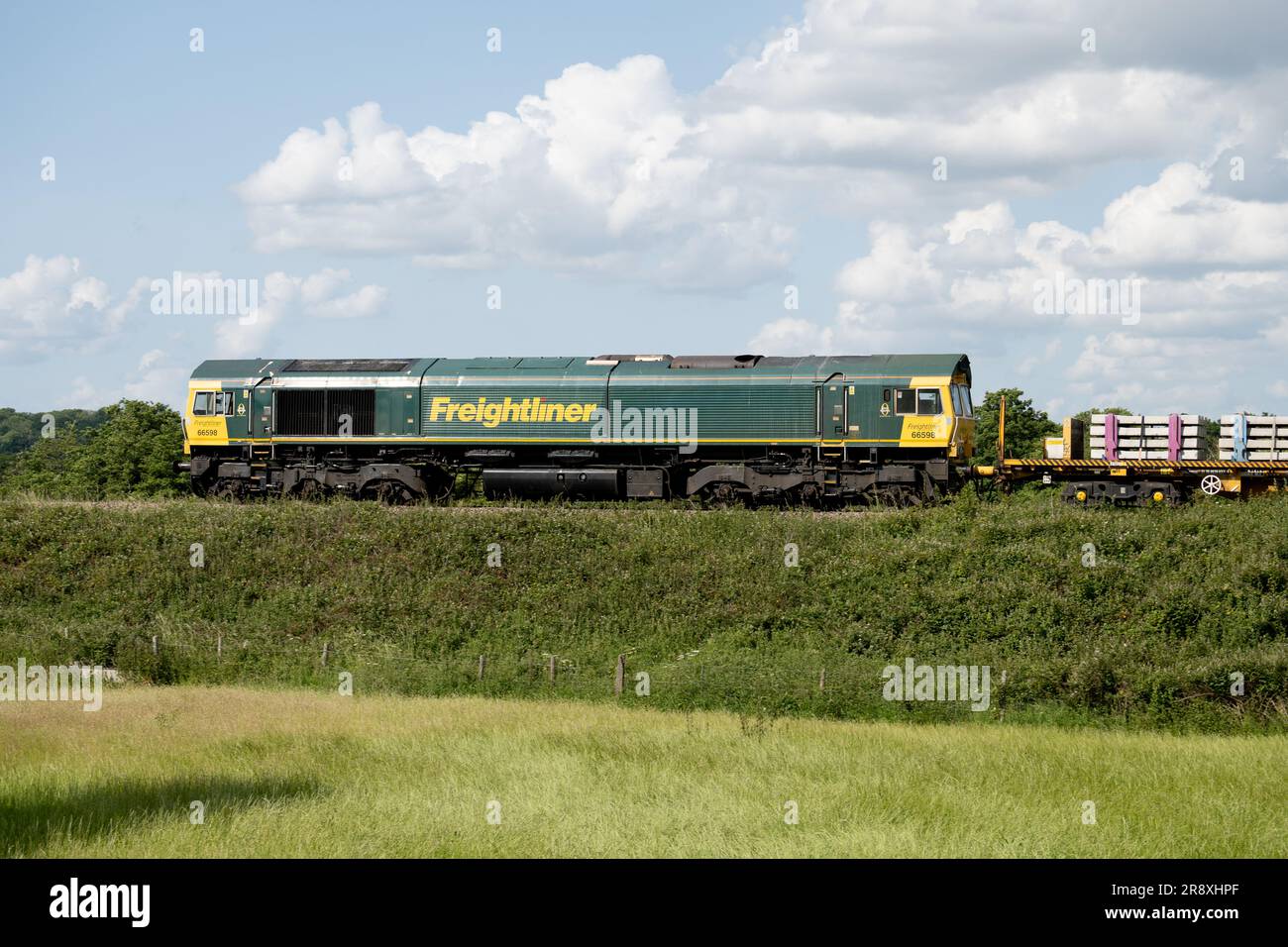 Freightliner class 66 diesel locomotive No. 66598 pulling a Network ...