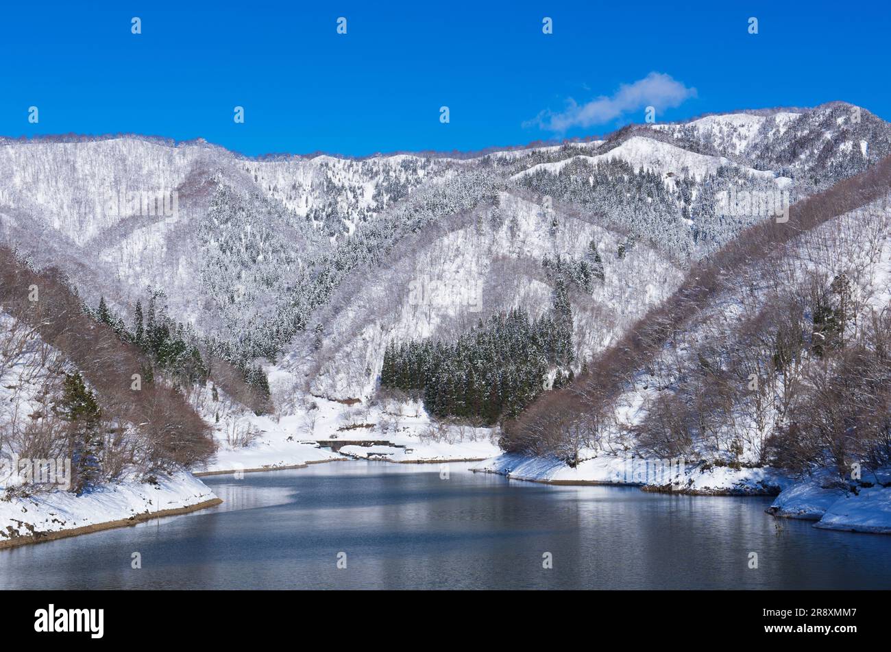 Snowy Landscape of Lake Kuzuryu Stock Photo - Alamy