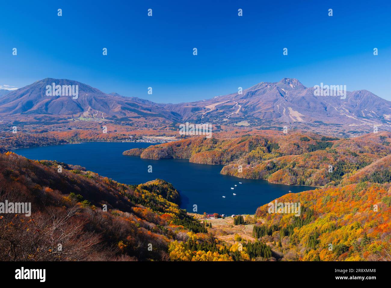 Yellow 5 lake hi-res stock photography and images - Alamy