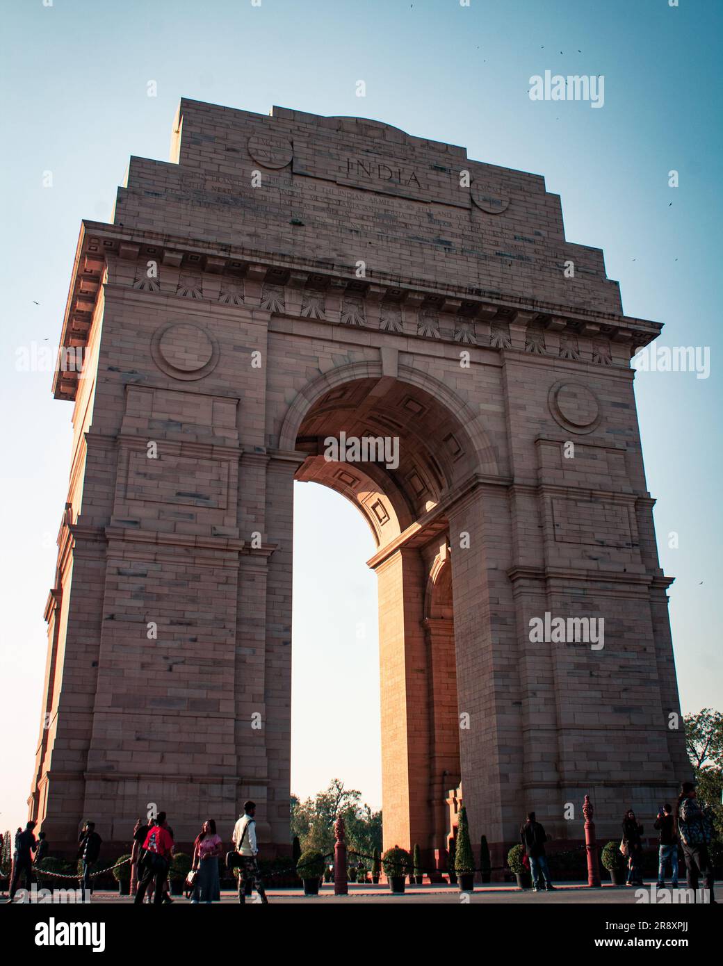 The India Gate monument surrounded by a group of people Stock Photo - Alamy