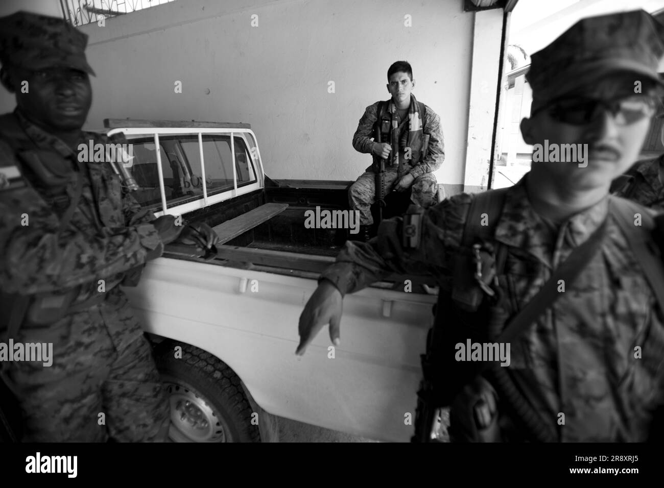 Ecuadorian police officers in the border town of San Lorenzo, Ecuador ...