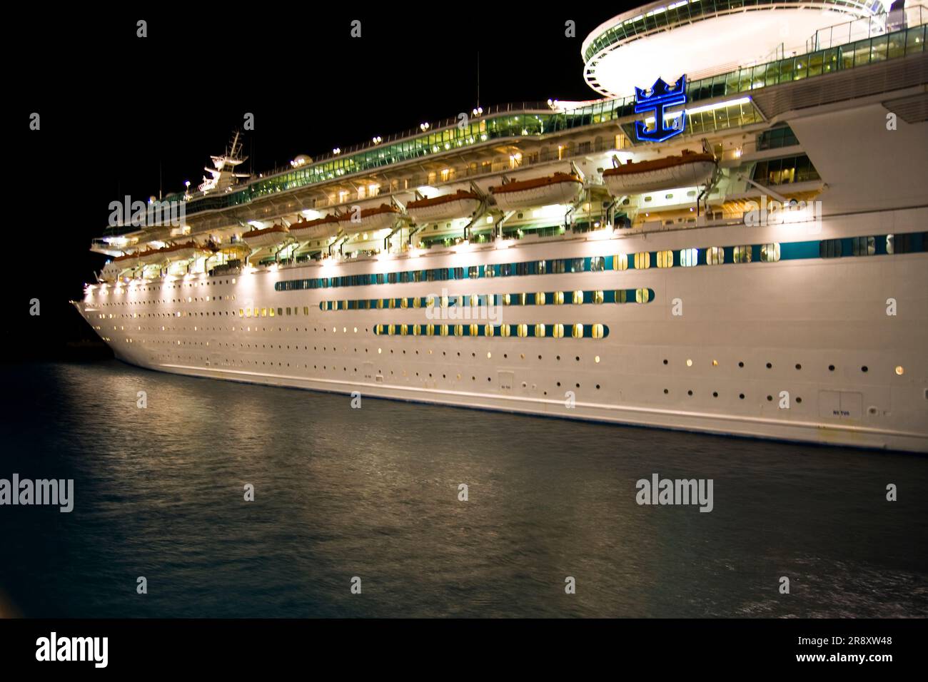 Cruise ship sit at a dock overnight Stock Photo - Alamy