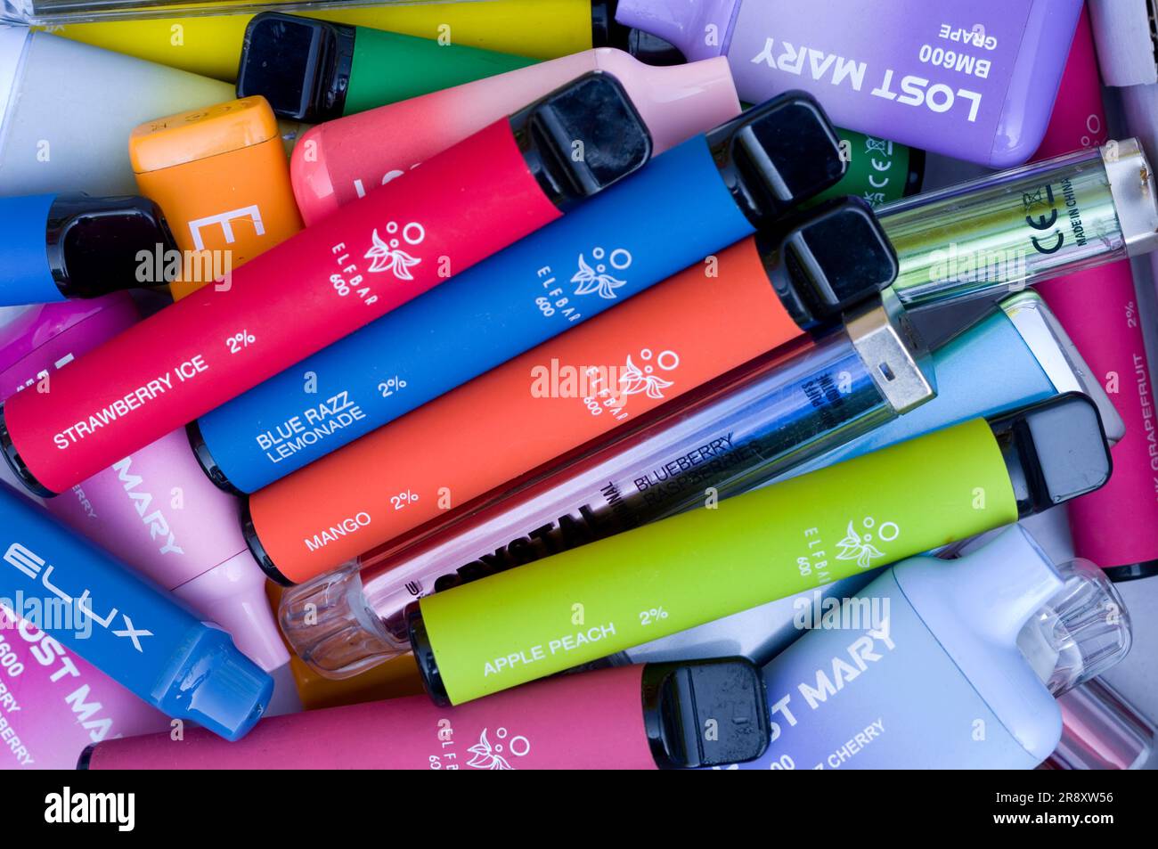 E cigarettes vapes hi-res stock photography and images - Alamy