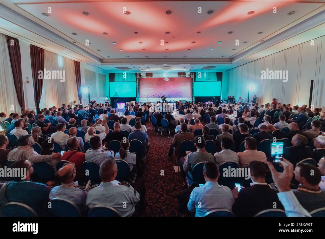 Round table discussion at business conference event Stock Photo - Alamy