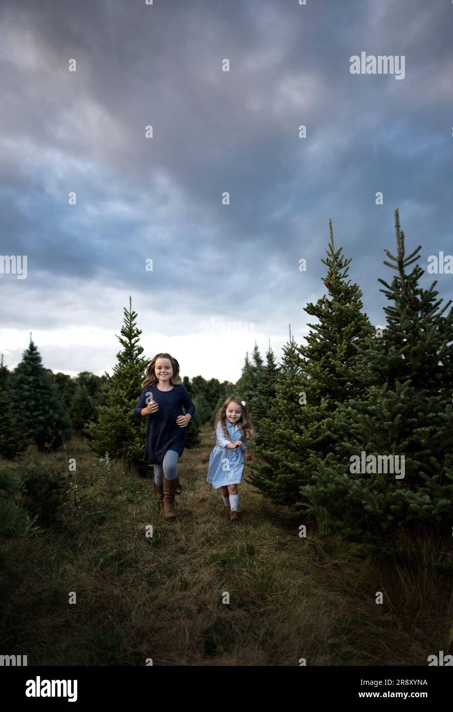 Sisters running hi-res stock photography and images - Alamy