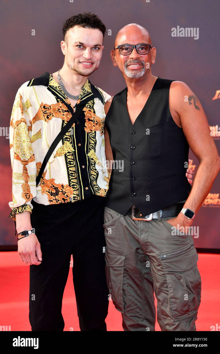 Pierre Sanoussi-Bliss und Begleitung Roni bei der Premiere des ...