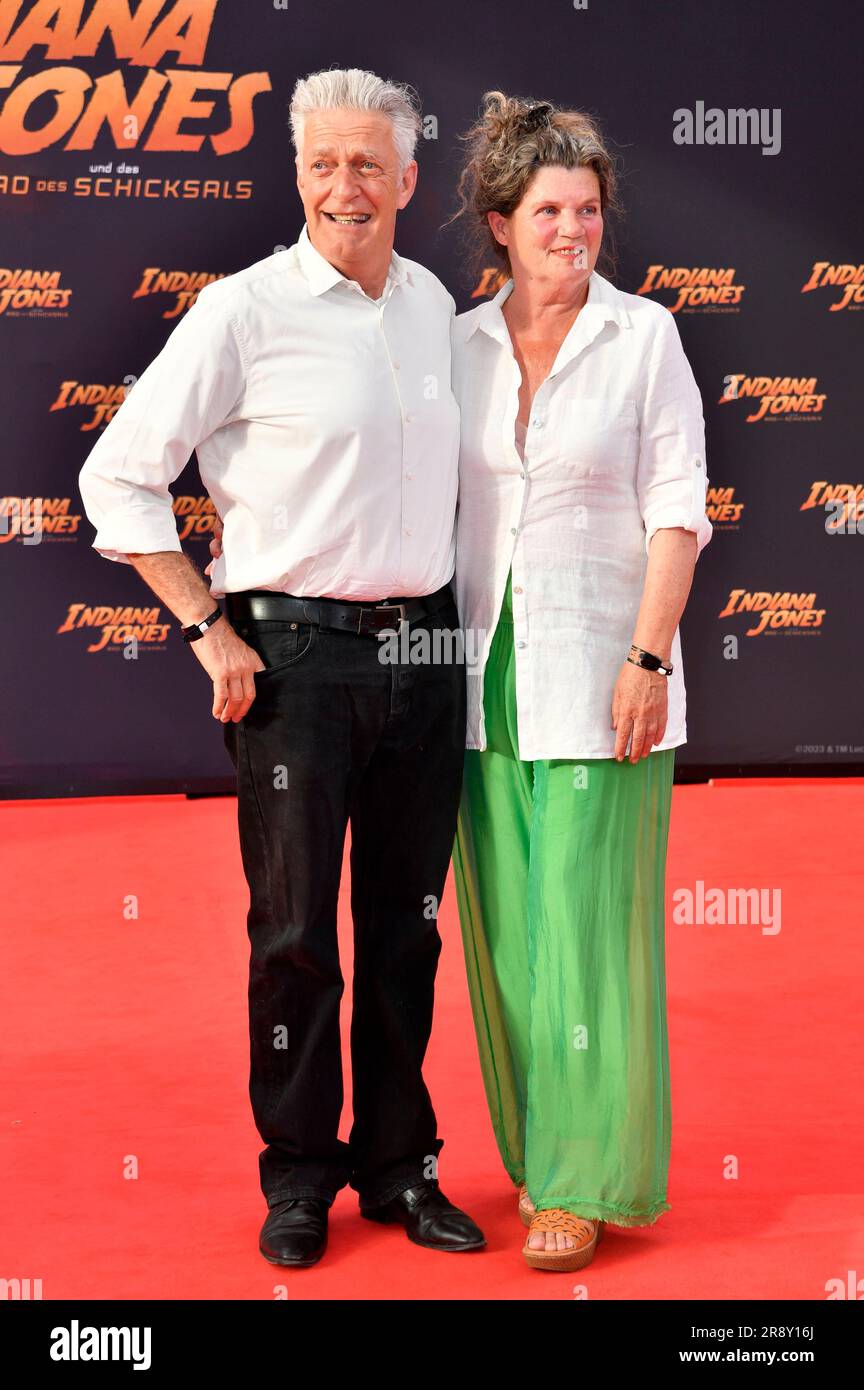 Max Moor mit Ehefrau Sonja Moor bei der Premiere des Kinofilms 'Indiana Jones and the Dial of ...