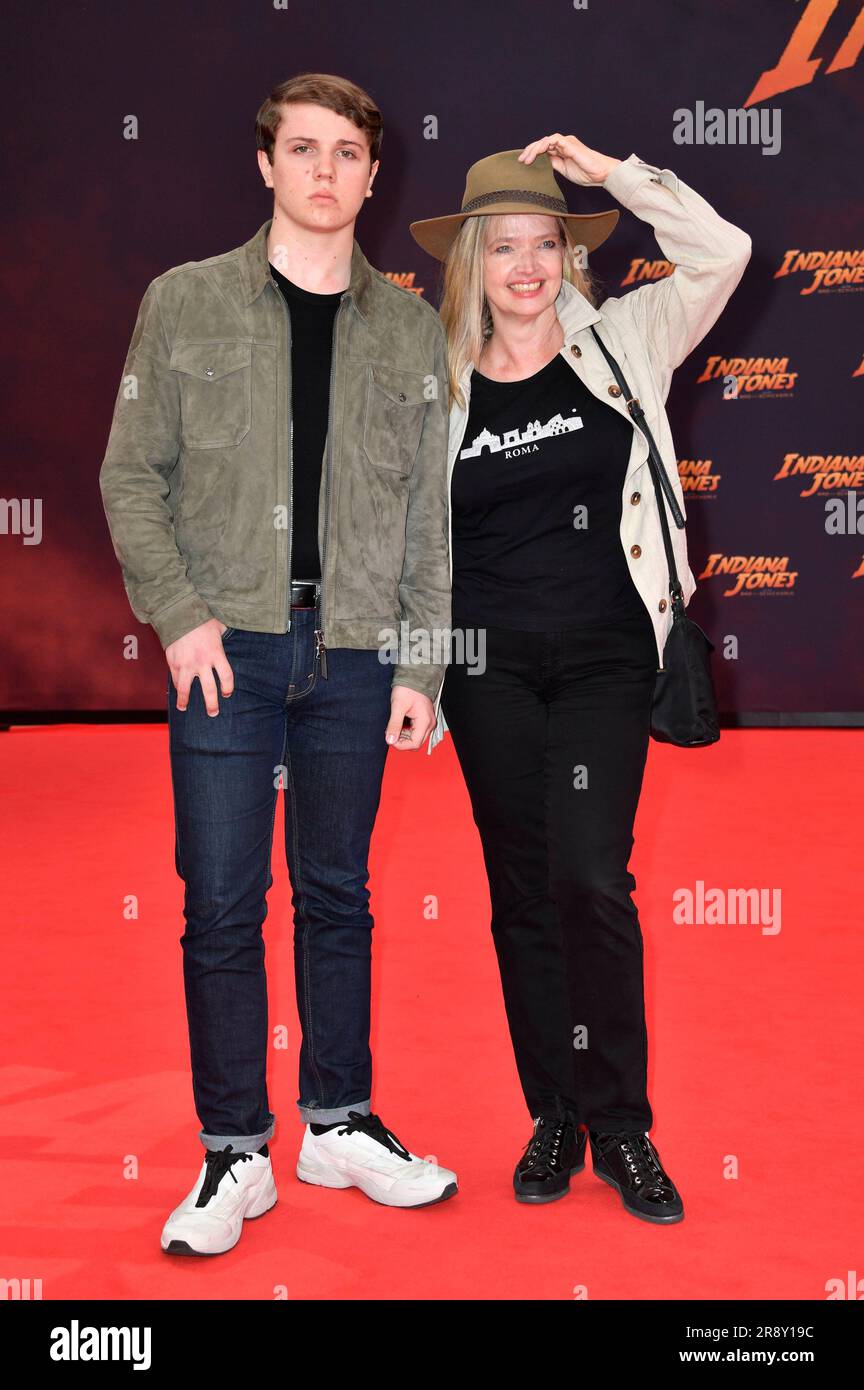 Julia Biedermann mit Sohn Julius Steffens bei der Premiere des ...