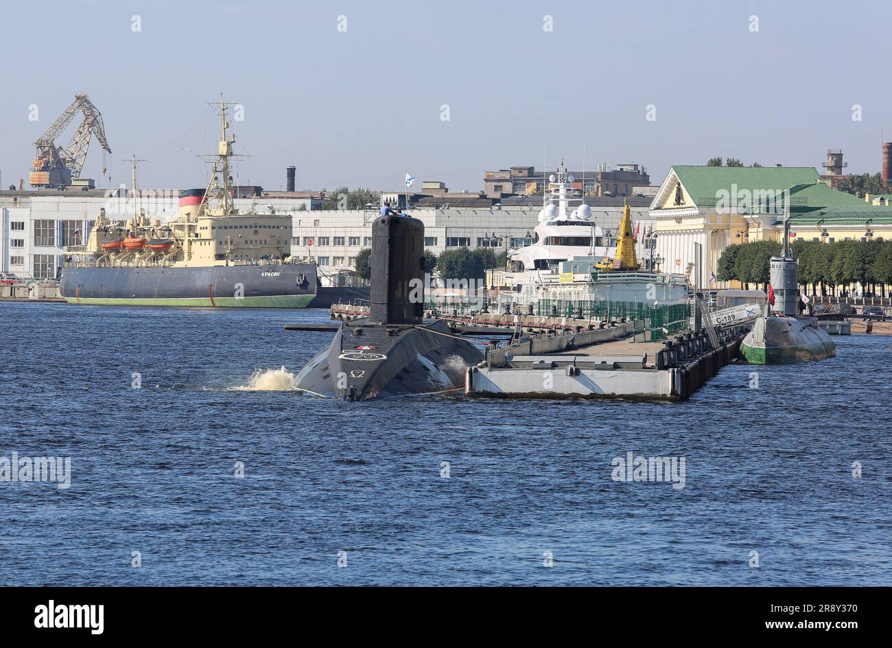 Russian navy attack submarine RFS Dmitrov (B-806) expelling water near ...