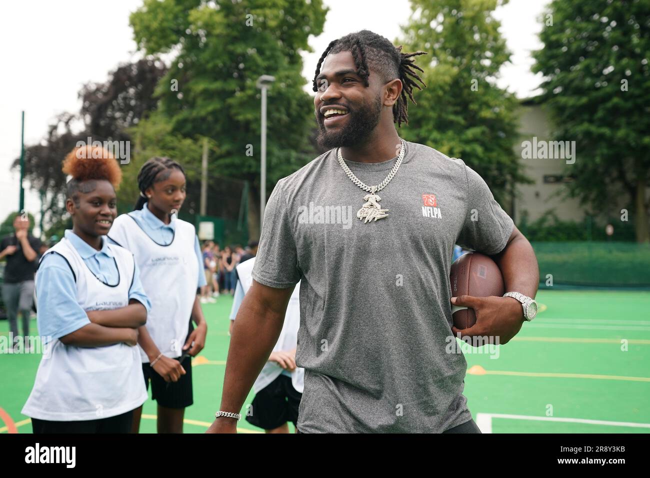 Clyde Edwards-Helaire from the NFL team Kansas City Chiefs interacts ...