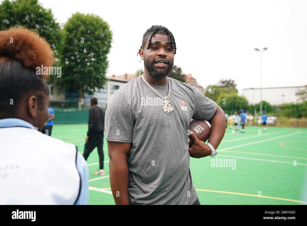 Clyde Edwards-Helaire from the NFL team Kansas City Chiefs interacts ...