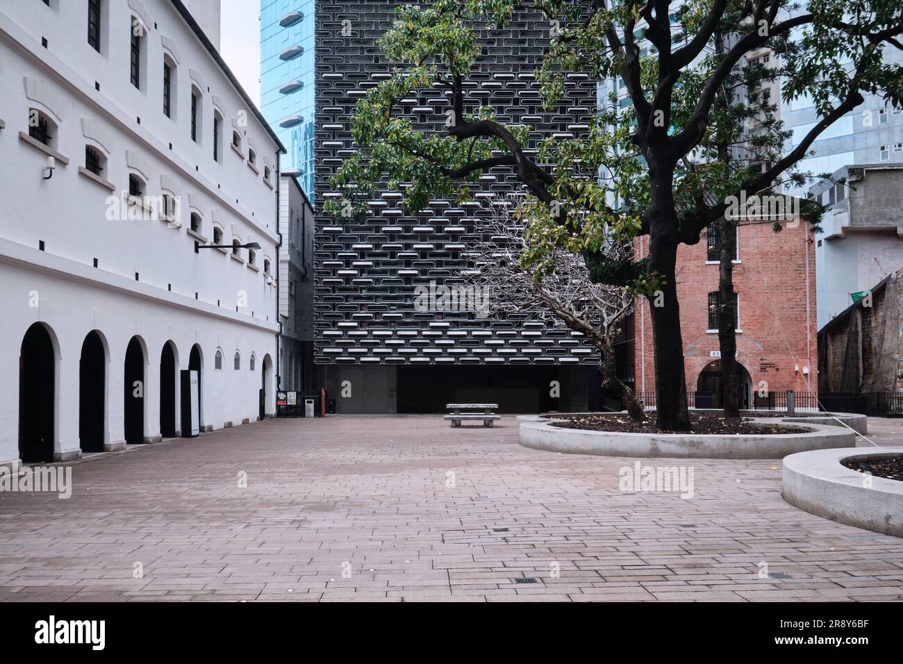 Outdoor prison courtyard sitting area hi-res stock photography and ...