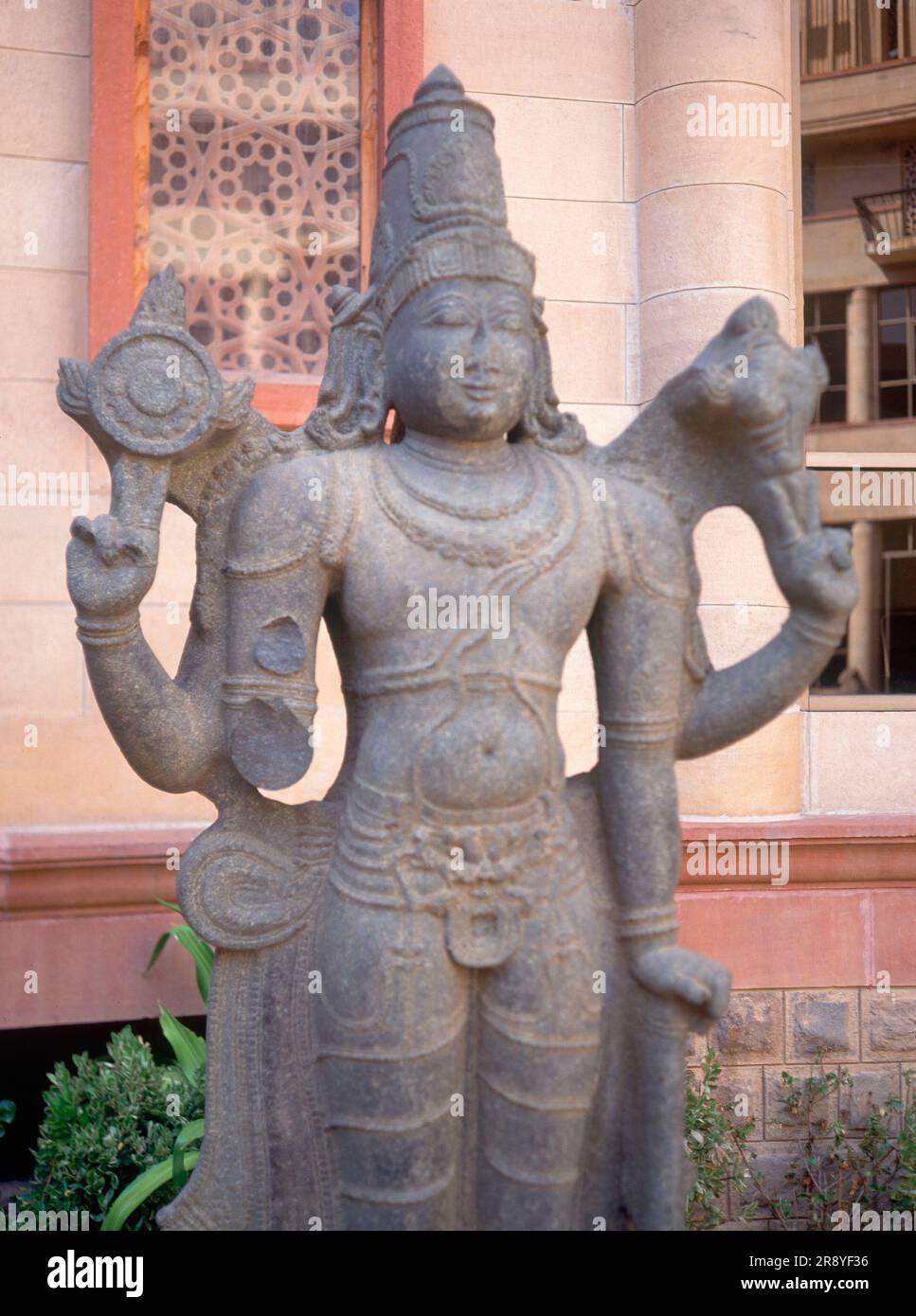 ESCULTURA DE VISNU PORTADOR DE LA RUEDA CHAKRA-. Location: MUSEO NUEVA ...