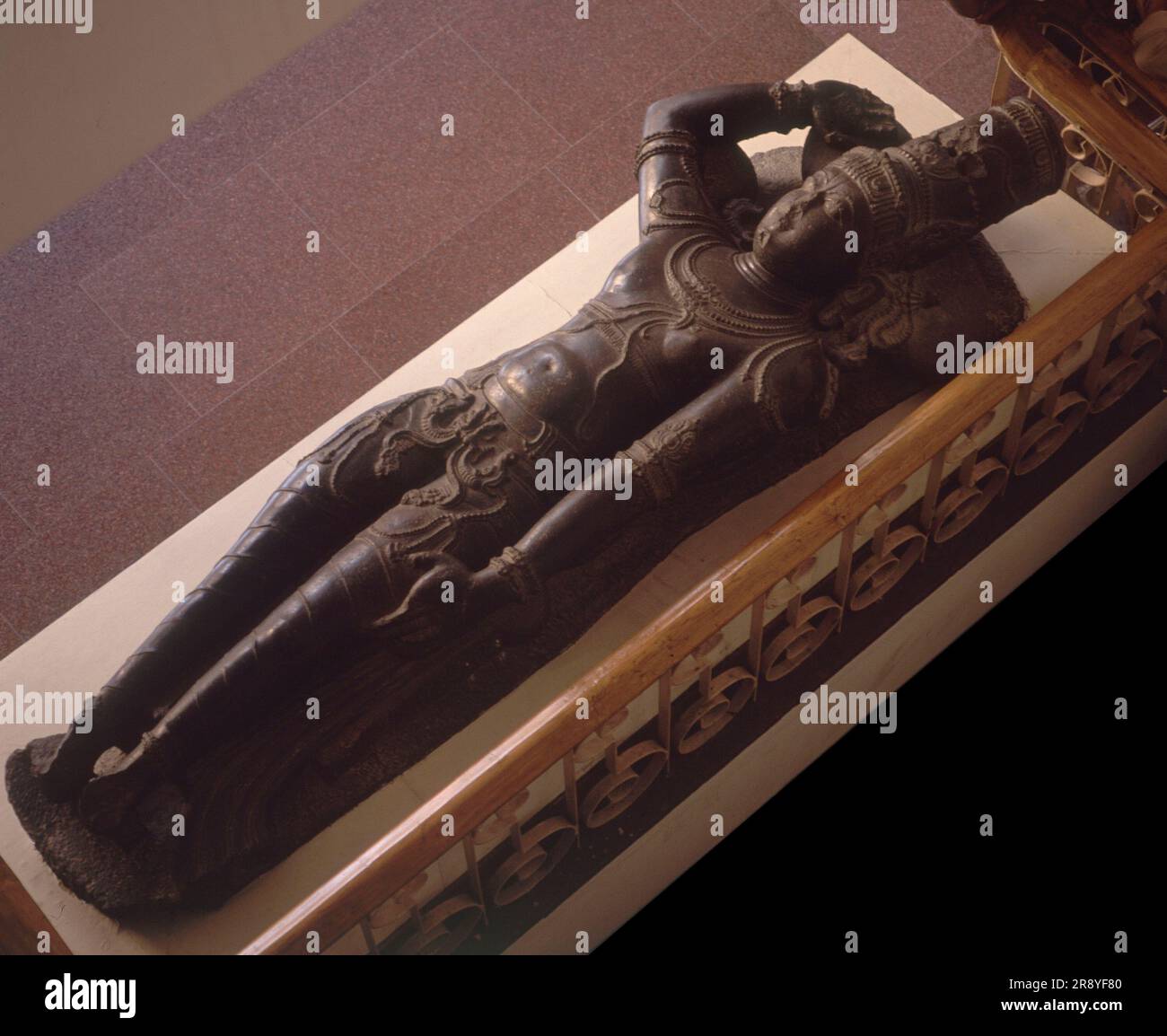 ESCULTURA DE VISNU TUMBADO-ESTILO VIJAYANAGARA-S XVI APROX. Location ...