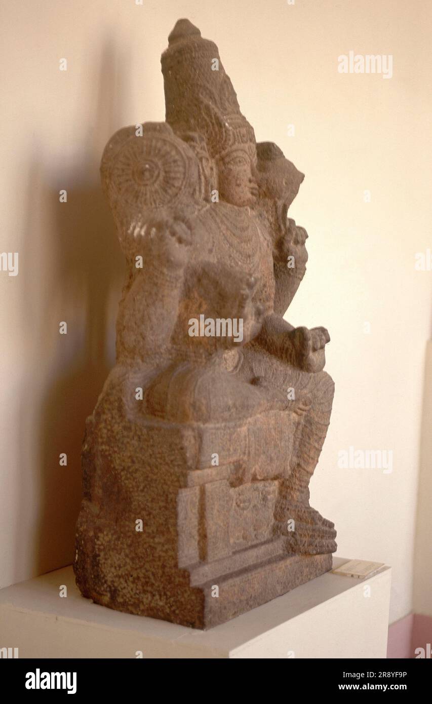 VISNU PORTADOR DE LA RUEDA(CHAKRA) Y CARACOLA(SANKLA). Location: MUSEO ...