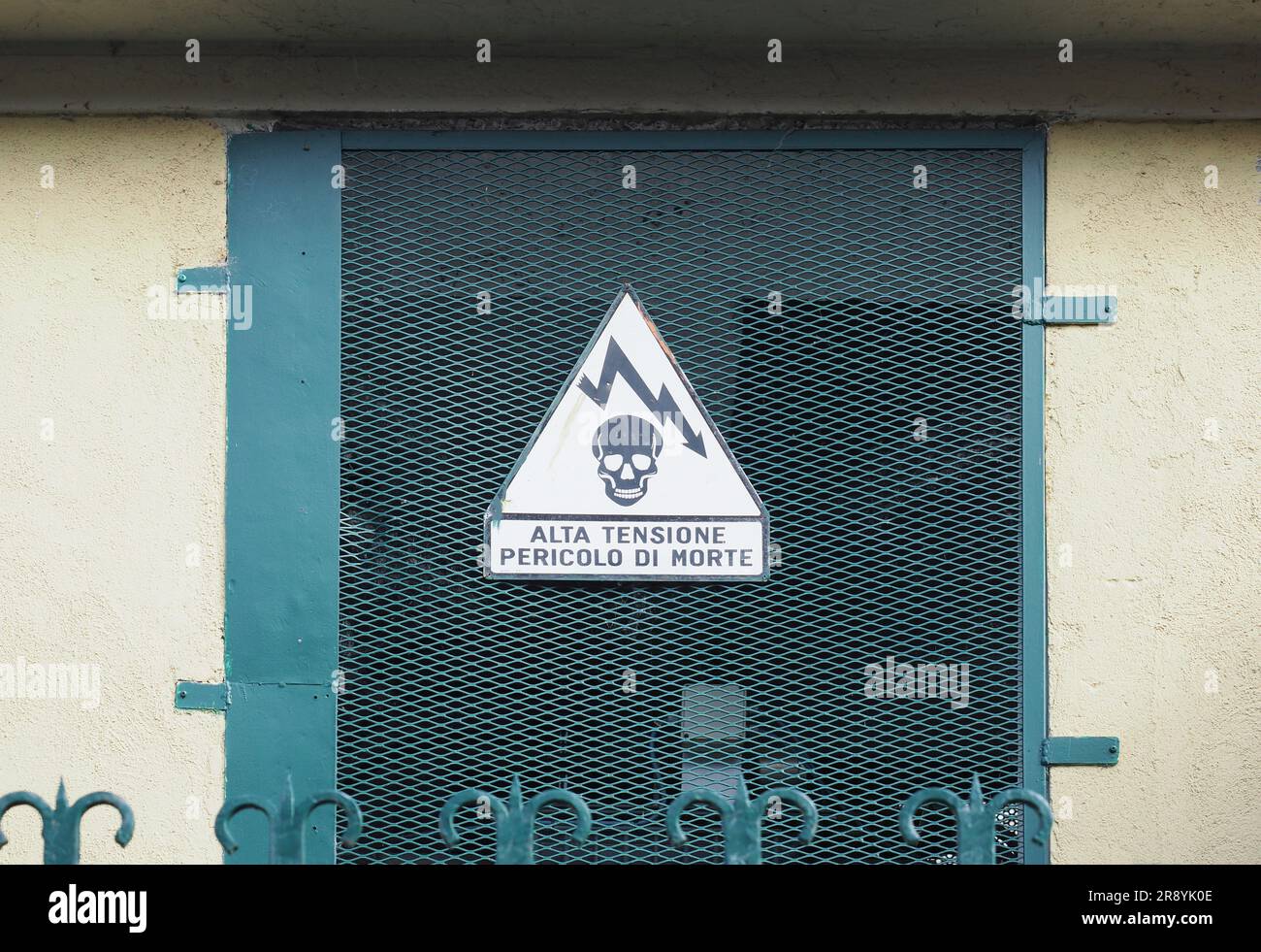 alta tensione pericolo di morte translation high voltage danger of ...