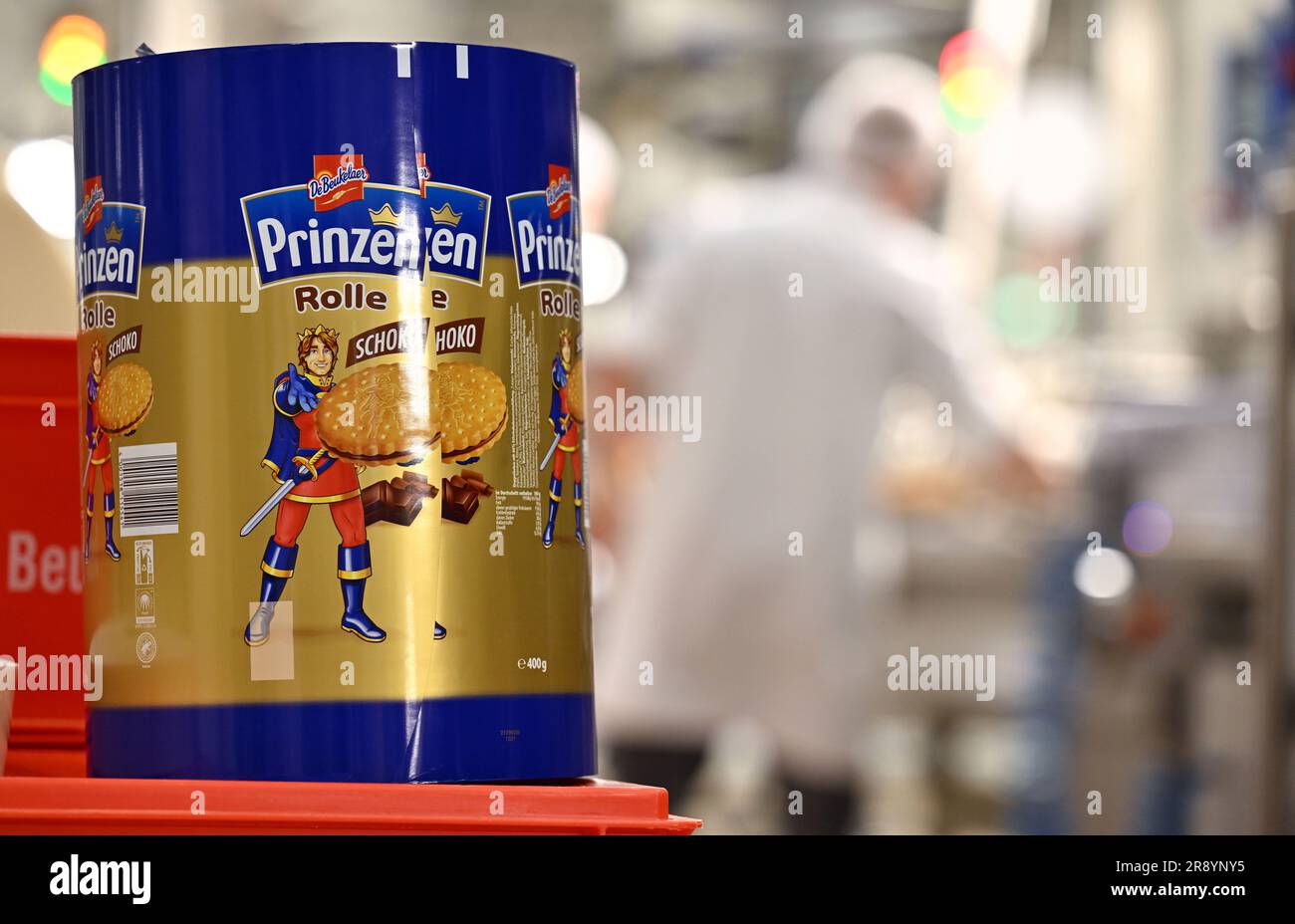 Kahla, Germany. 23rd June, 2023. Prinzen rolls are packed in a new ...