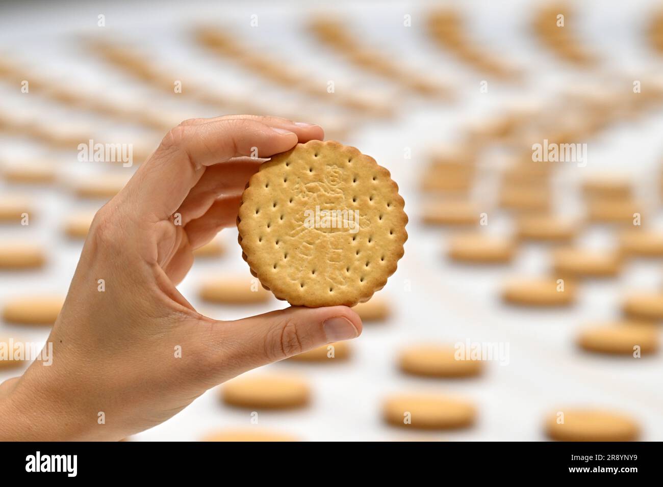Kahla, Germany. 23rd June, 2023. An employee presents the filled double ...