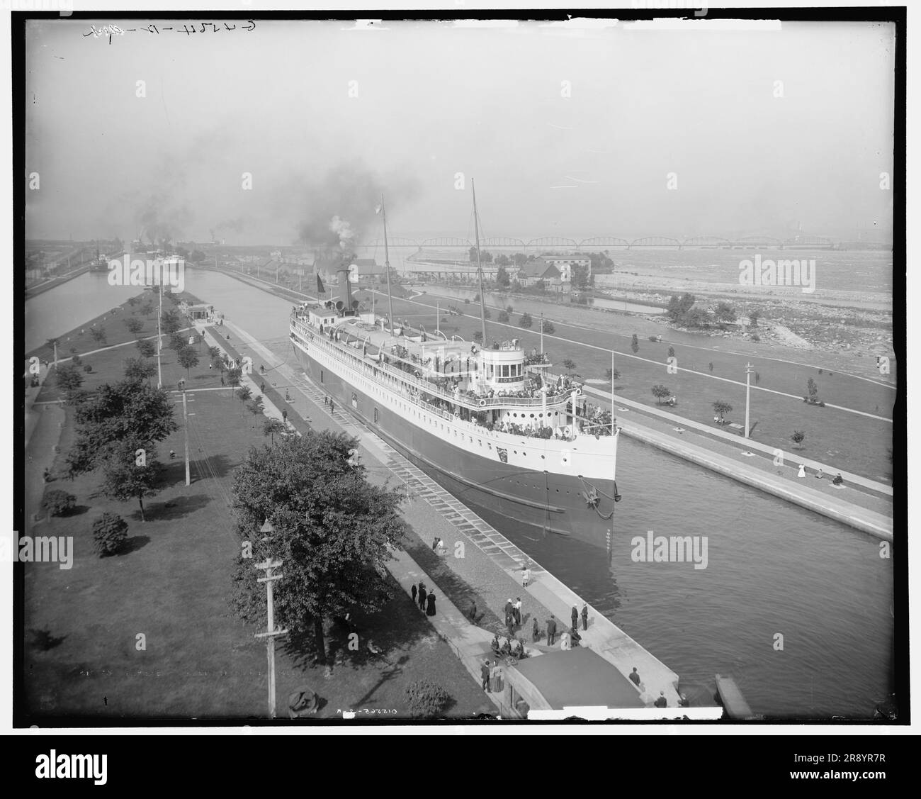 The Locks, Saulte [sic] Ste. Marie, Mich., between 1900 and 1907. The ...