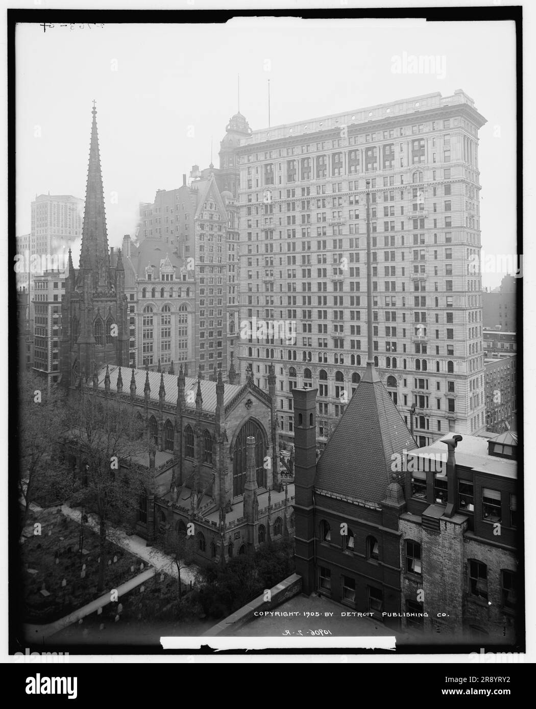 Overshadowing building hi-res stock photography and images - Alamy