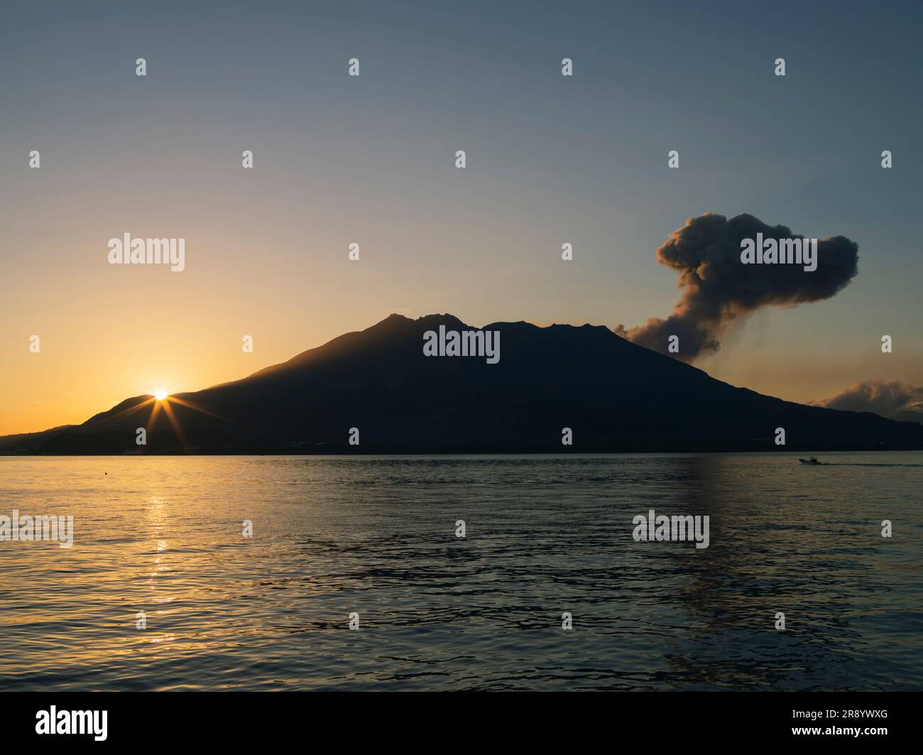 The sunrise at Kagoshima Bay and Sakurajima Stock Photo - Alamy