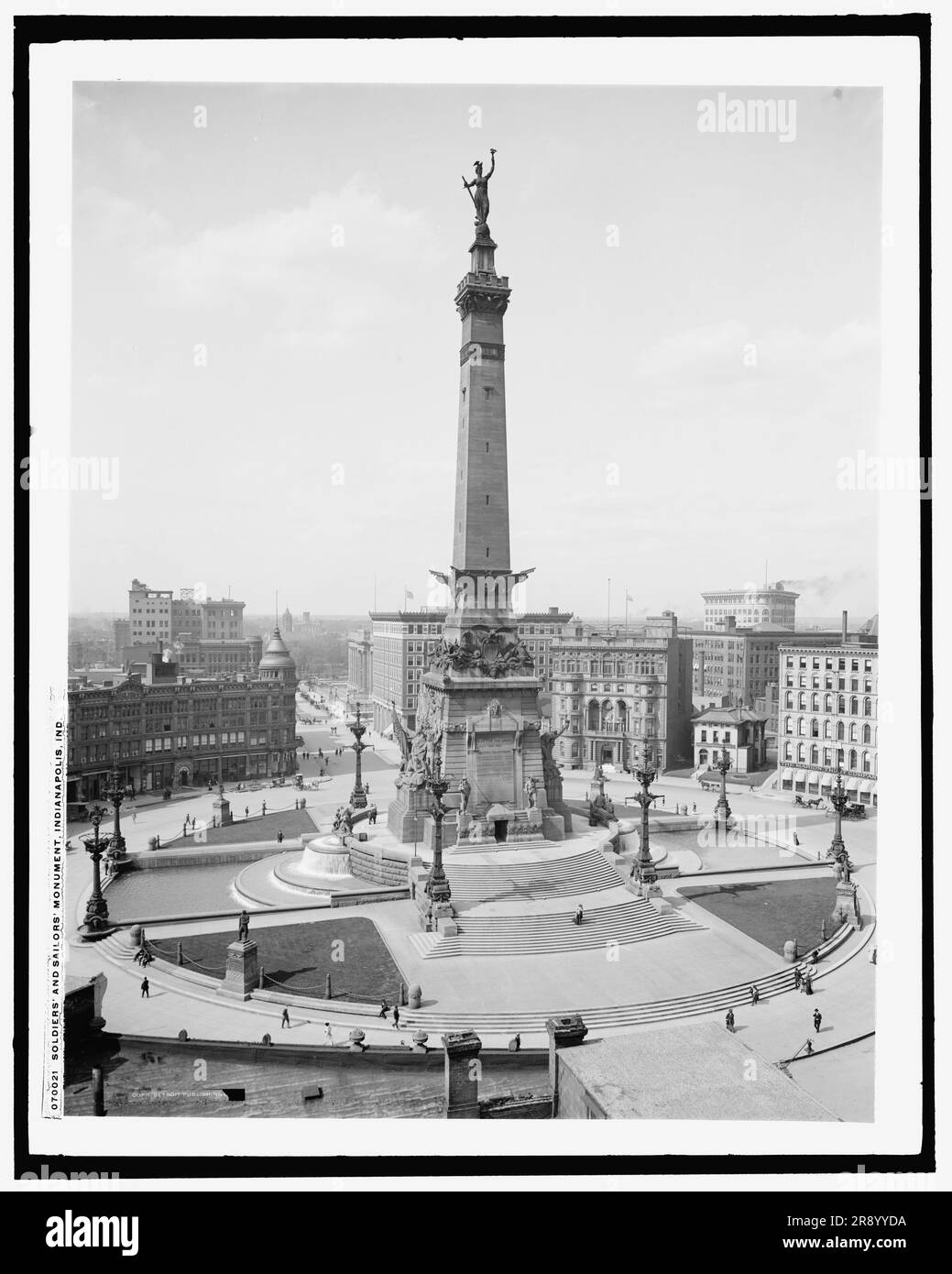 War memorial statue statues figure Black and White Stock Photos ...
