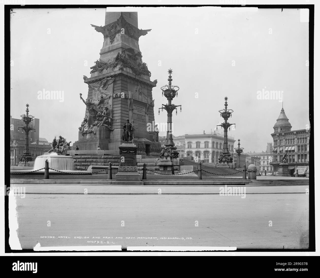 Monument to the state of indiana Black and White Stock Photos & Images ...