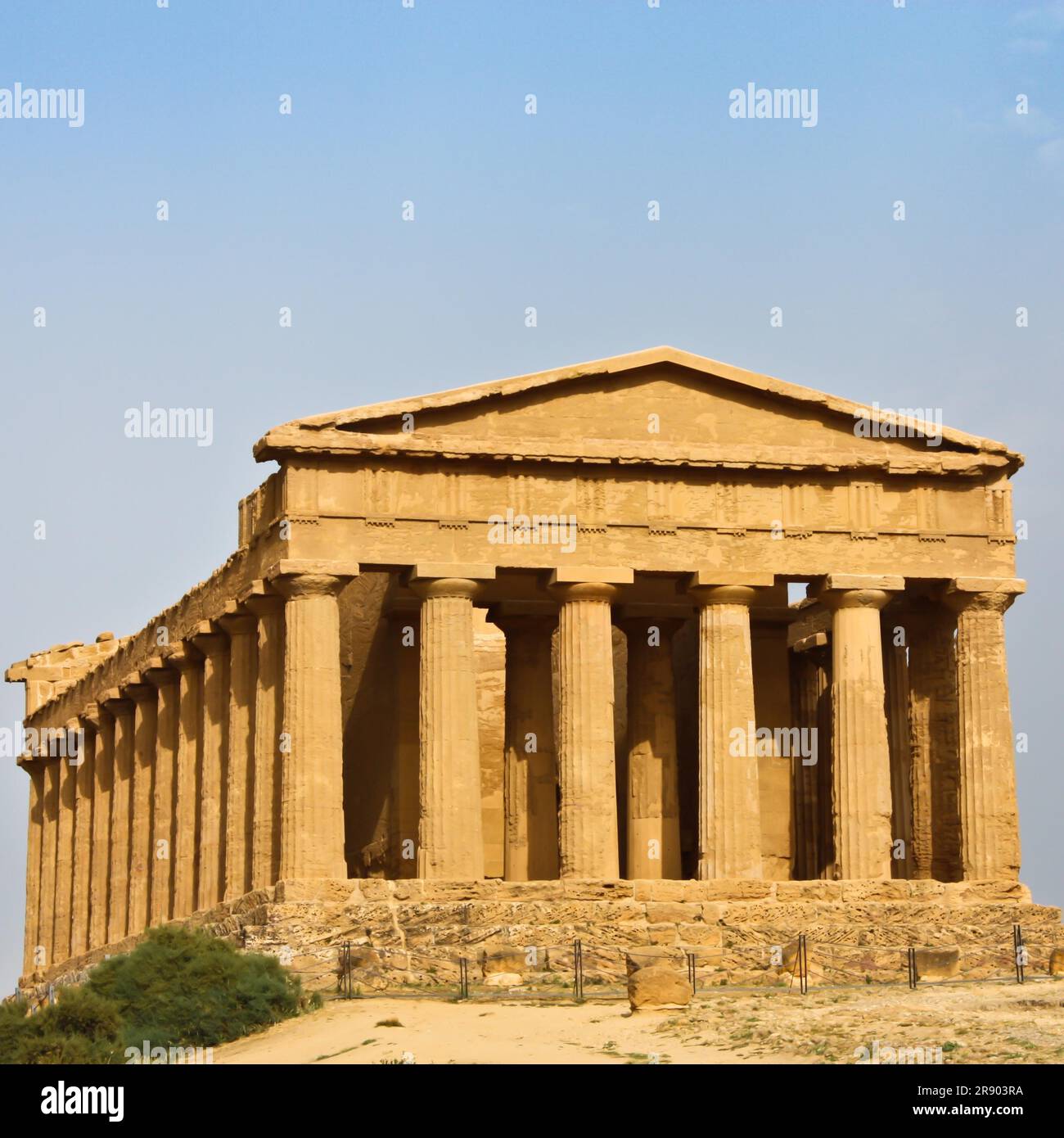 Temple of Magna Grecia, Valle dei Templi, Sicilia, Italia Stock Photo ...
