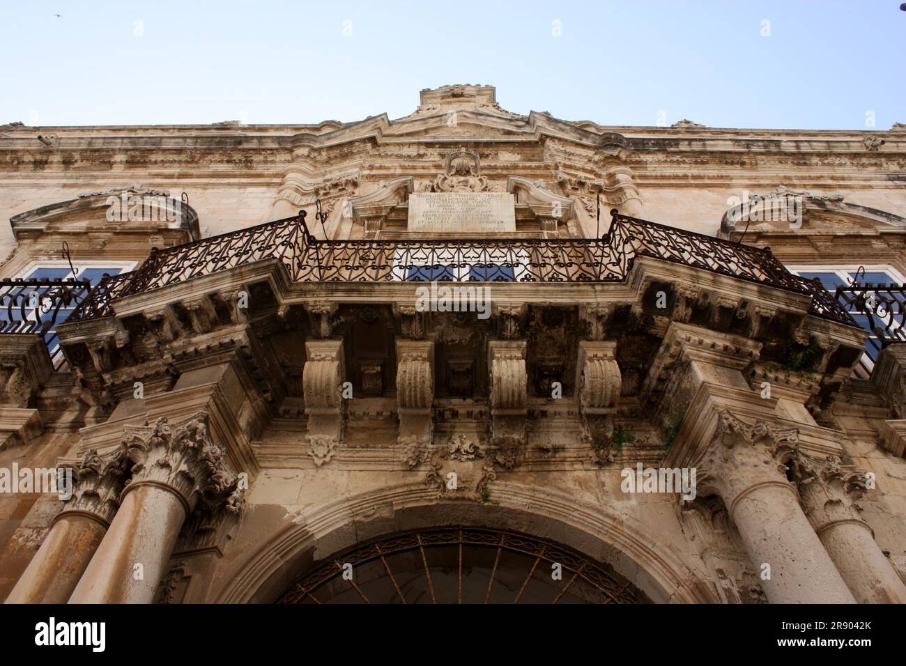 Italian balcony hi-res stock photography and images - Alamy