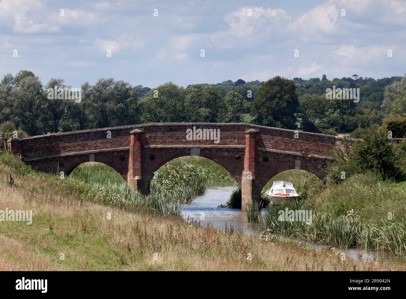 Historic road bridge over the River Rother at Bodiam Stock Photo - Alamy
