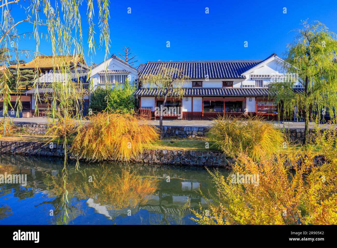 Kurashiki Bikan Historical Area in autumn leaves Stock Photo - Alamy