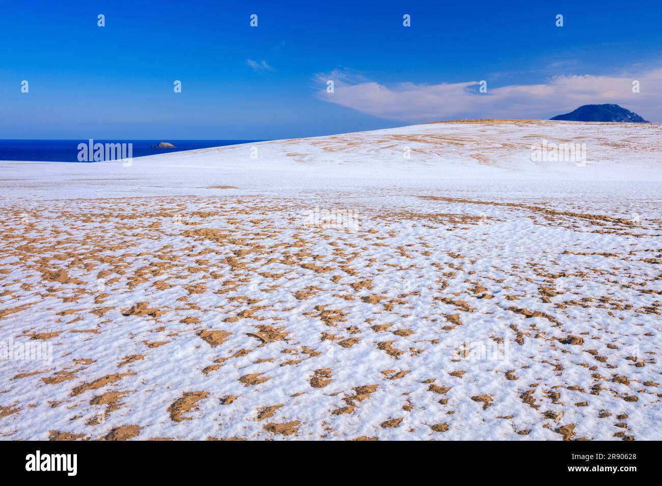 Tottori sand dunes under snow Stock Photo - Alamy