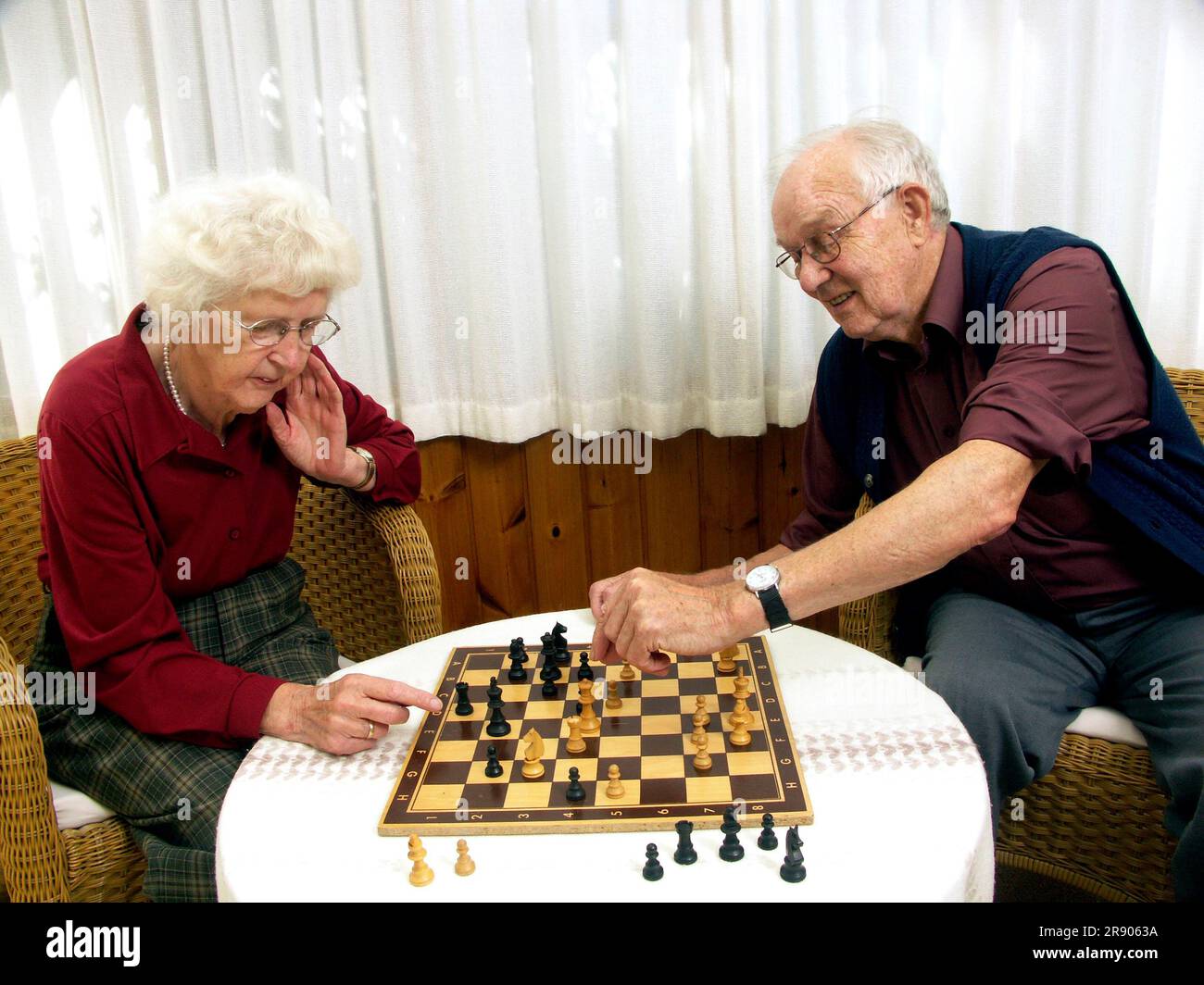 Seniors play chess, board game Stock Photo - Alamy