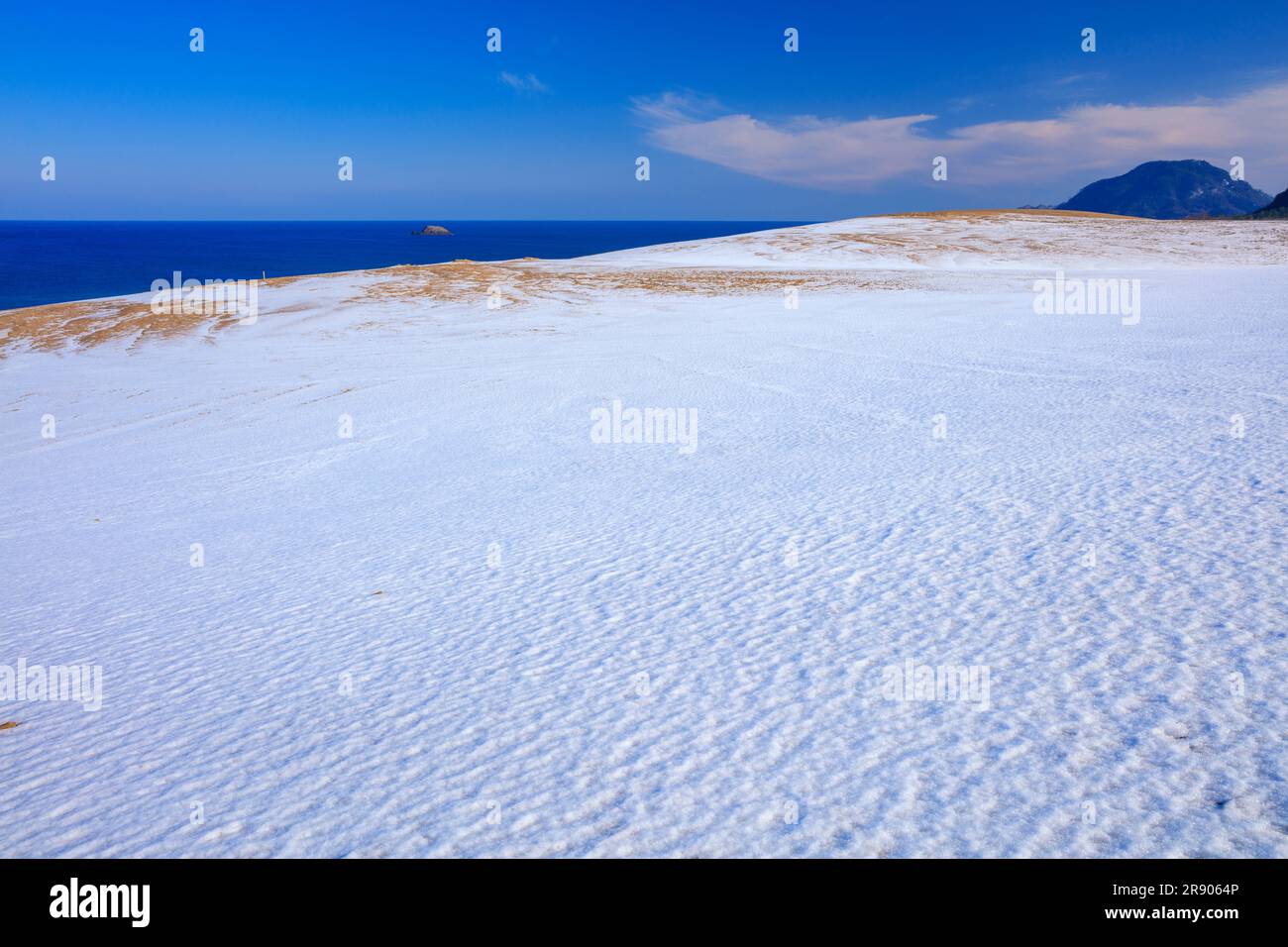 Tottori sand dunes under snow Stock Photo - Alamy