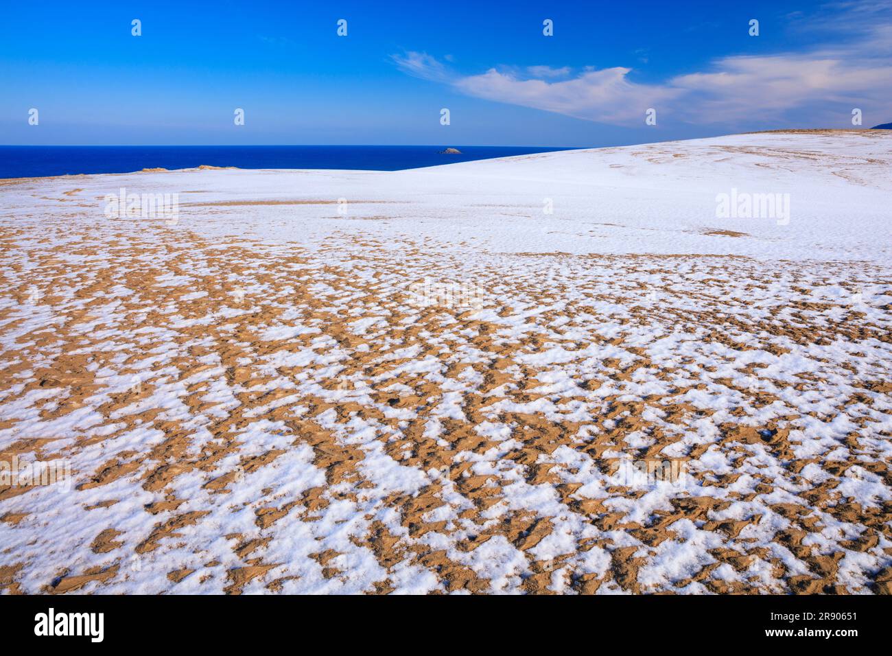 Tottori sand dunes under snow Stock Photo - Alamy